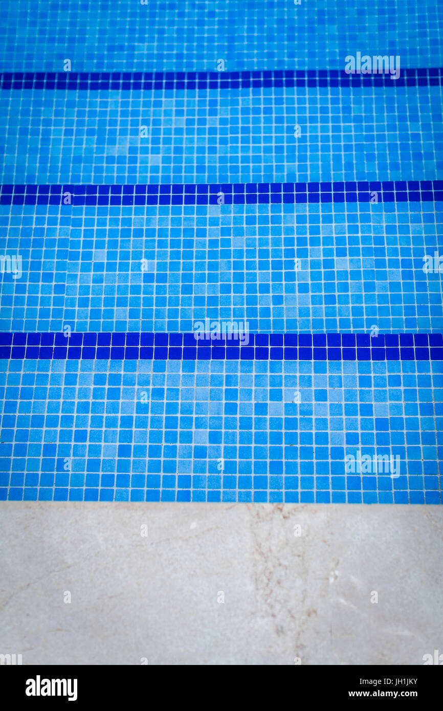 Steps leading into a swimming pool Stock Photo - Alamy