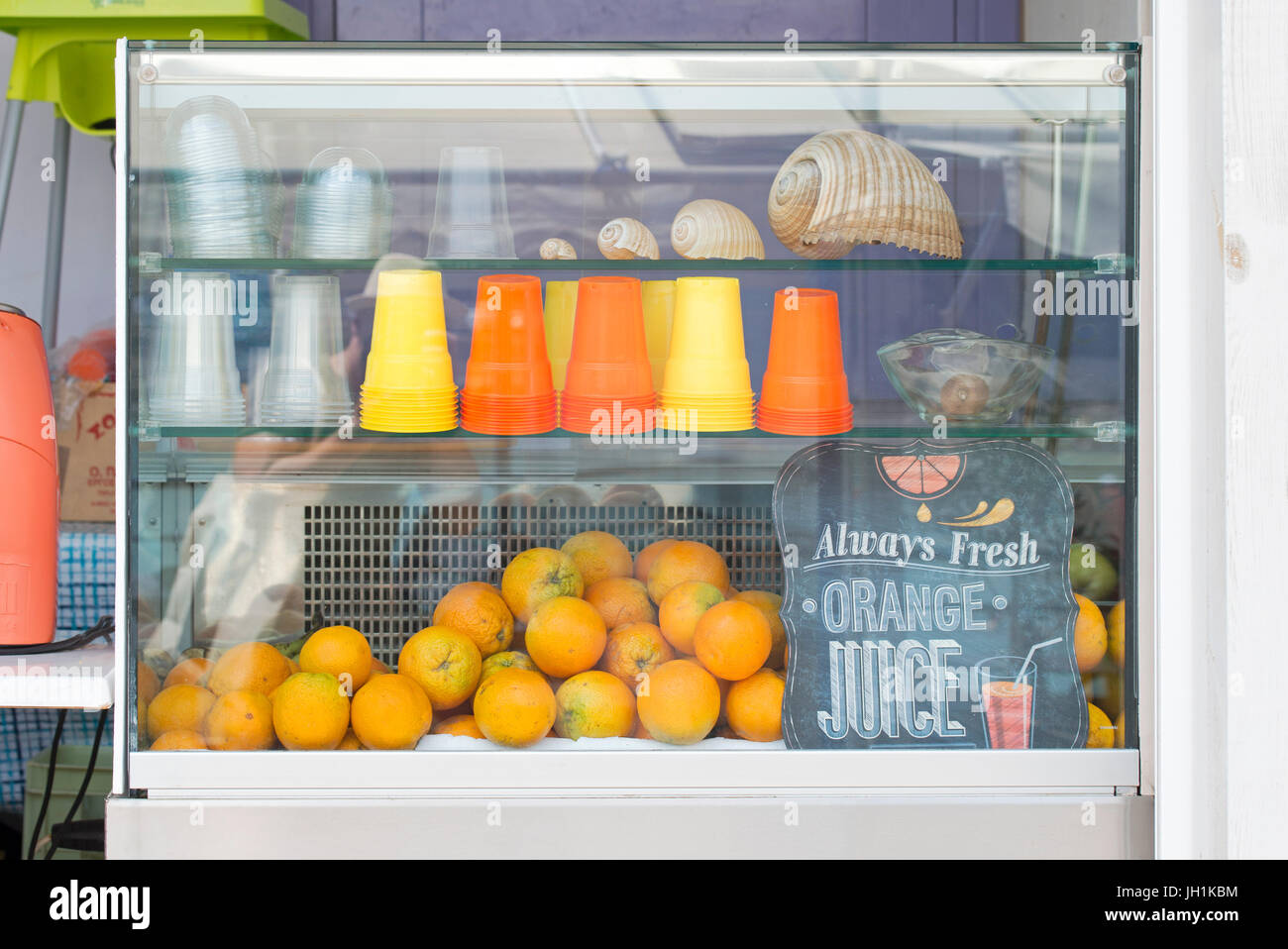 Orange juice and fruit shop Stock Photo - Alamy