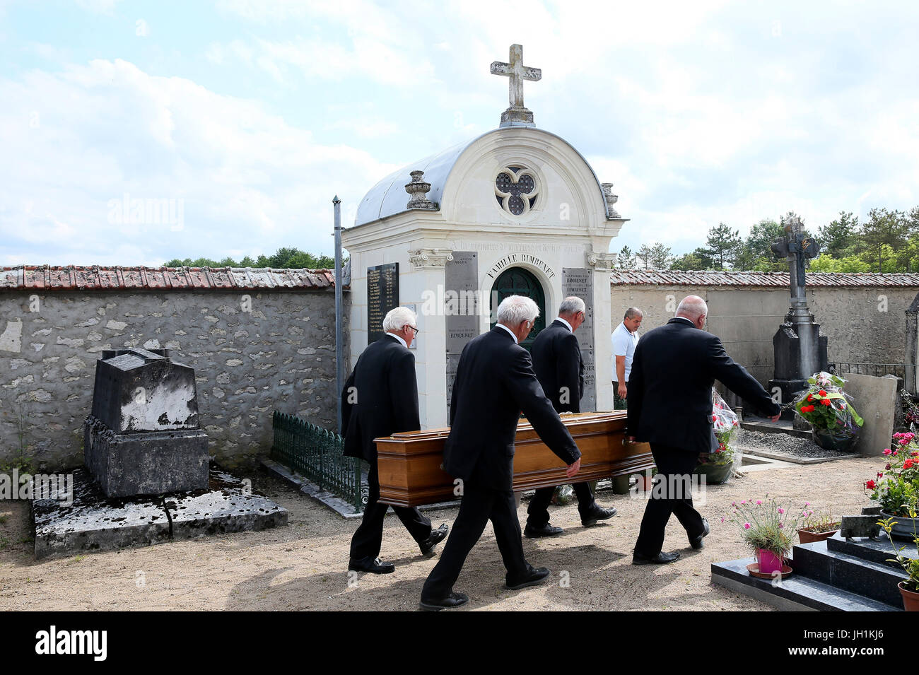People mourning coffin hi-res stock photography and images - Alamy