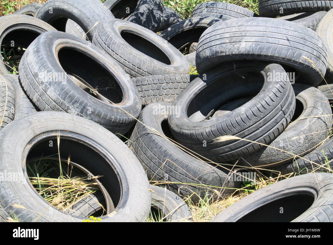 Pollution dumped abandoned old car hi-res stock photography and images ...