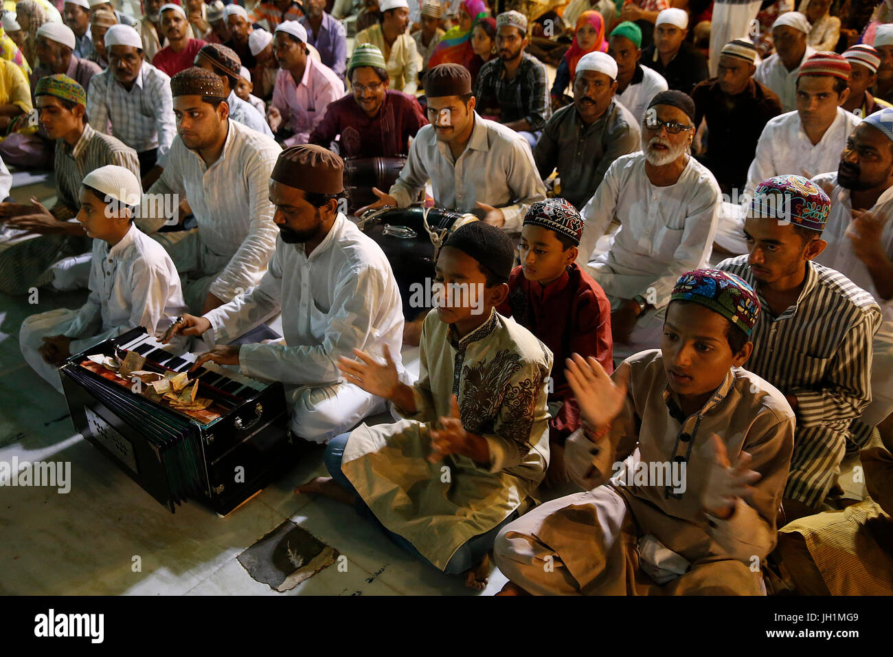 Ajmer Sharif dargah, Rajasthan. Evening chanting. India Stock Photo - Alamy