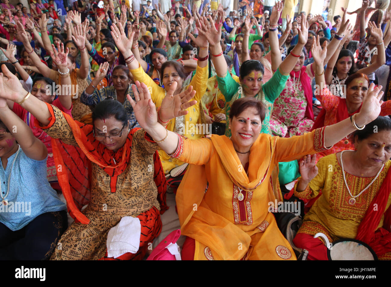 Femme avec bras hi-res stock photography and images - Alamy