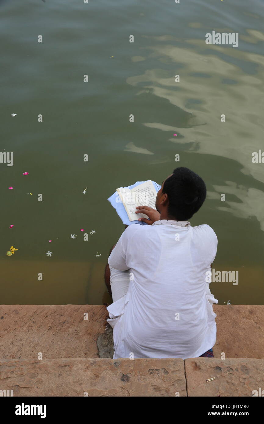 Reading hinduism hi-res stock photography and images - Alamy