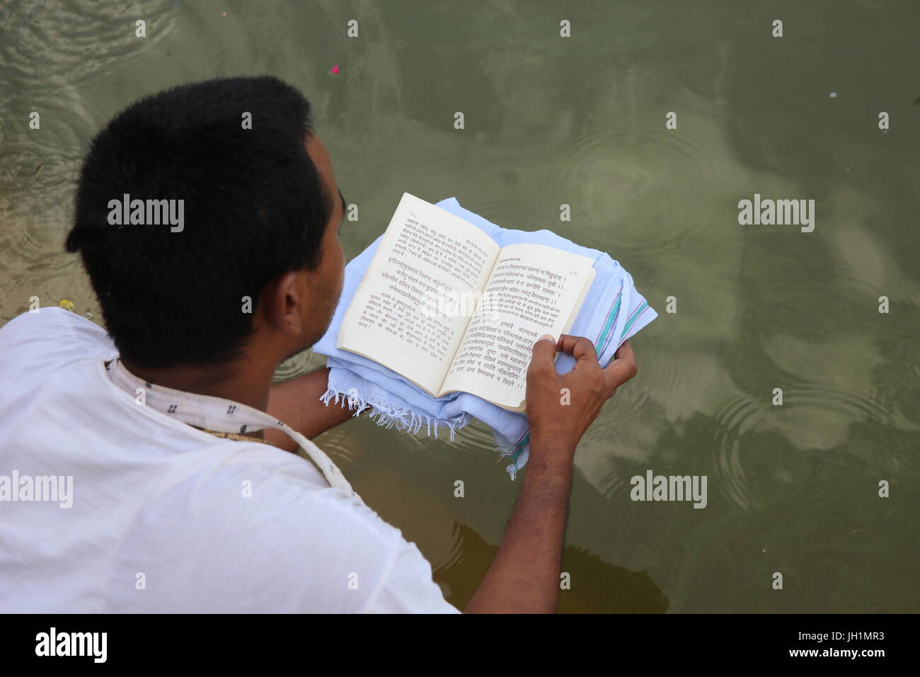 Reading hinduism hi-res stock photography and images - Alamy