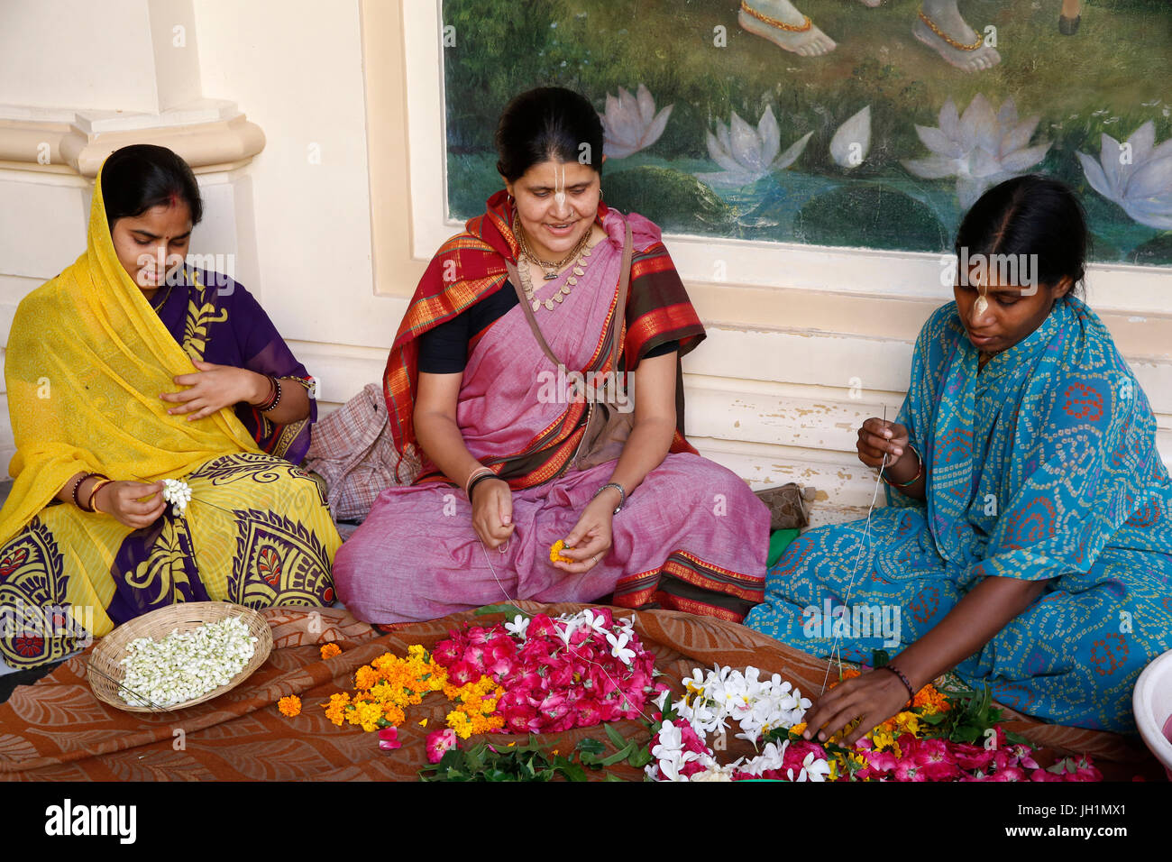 India devotees temple hi-res stock photography and images - Alamy