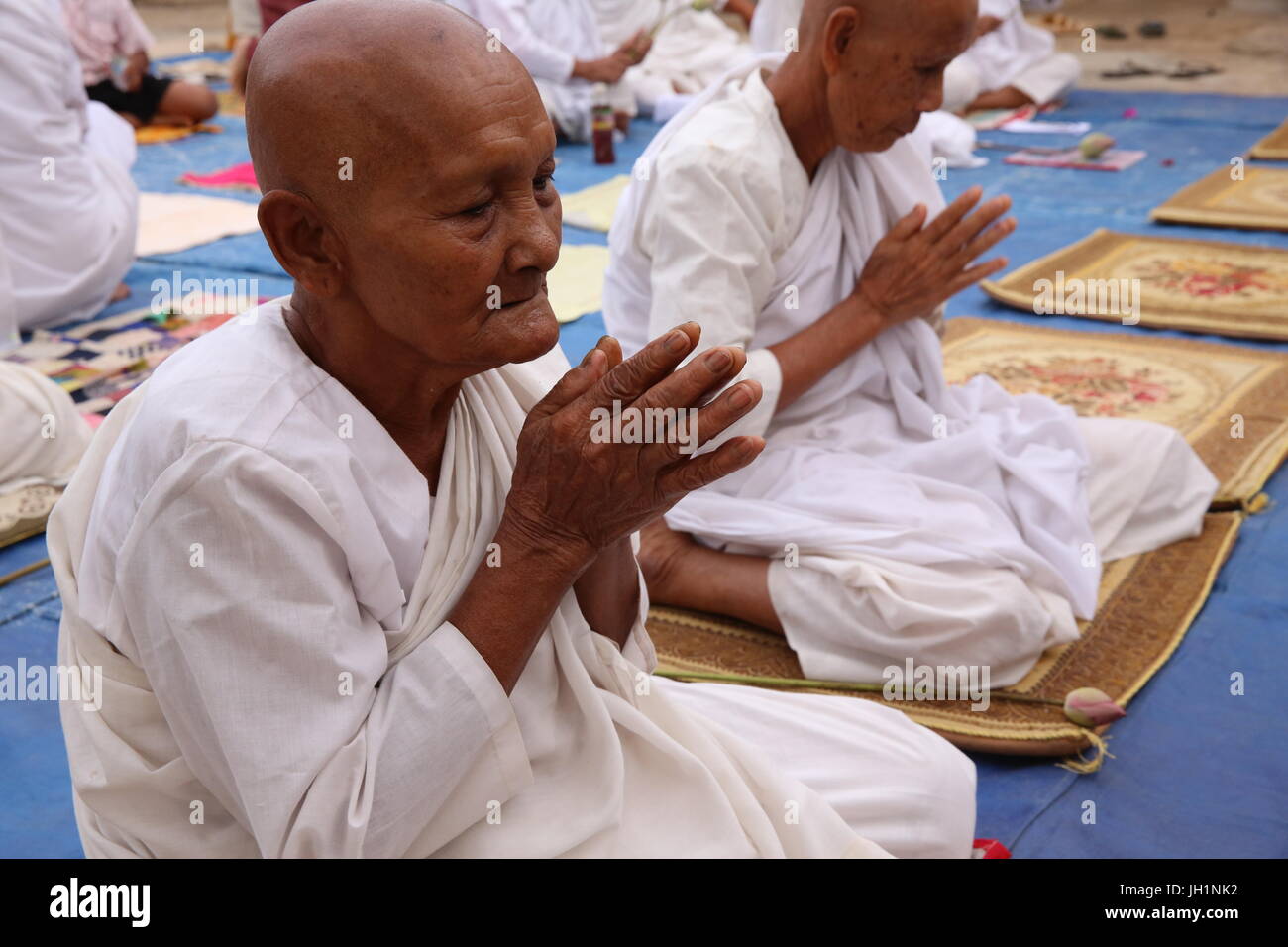 Khmer buddhist nuns praying. Cambodia Stock Photo - Alamy