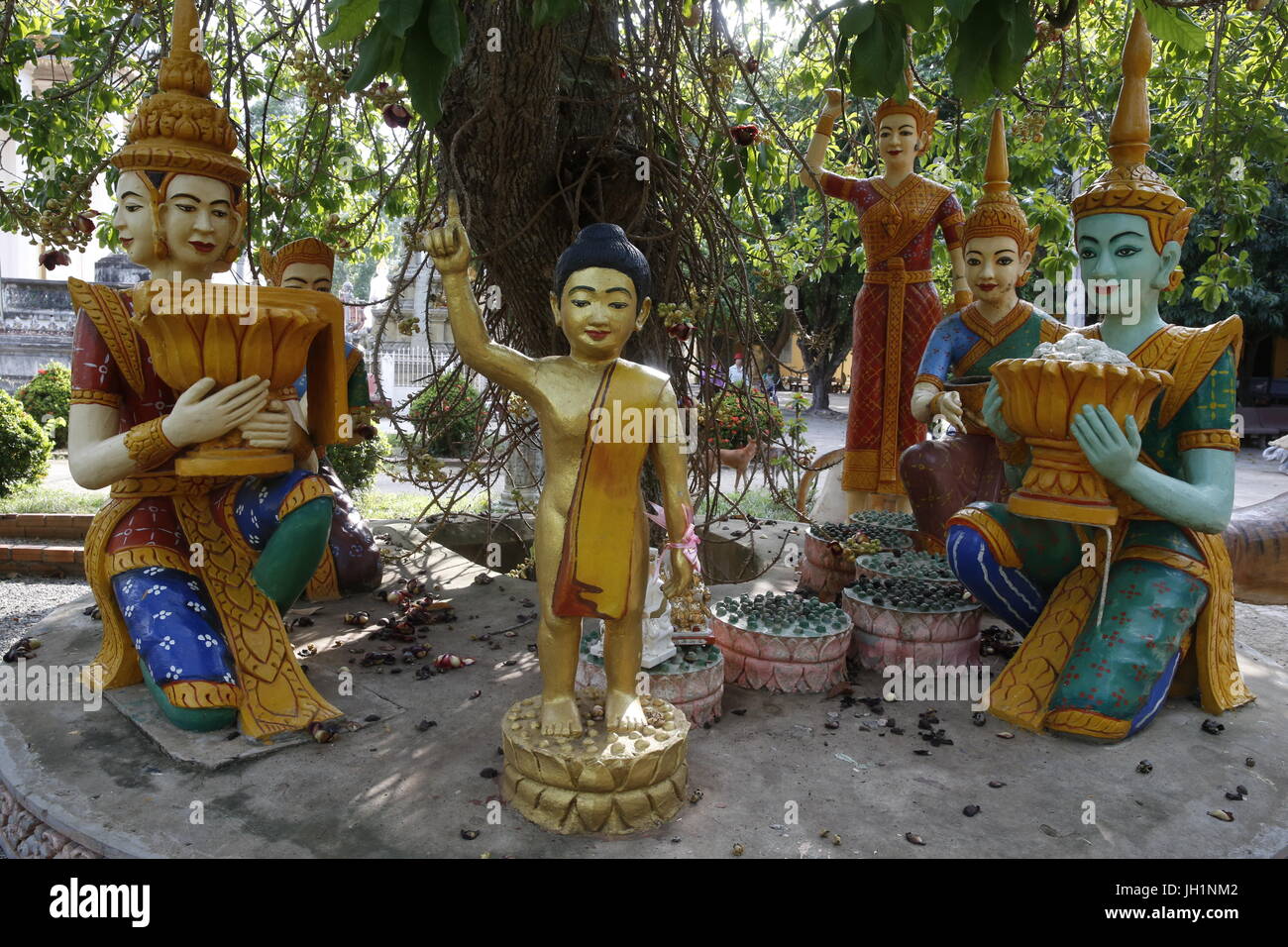 Khmer temple statues. Cambodia Stock Photo - Alamy