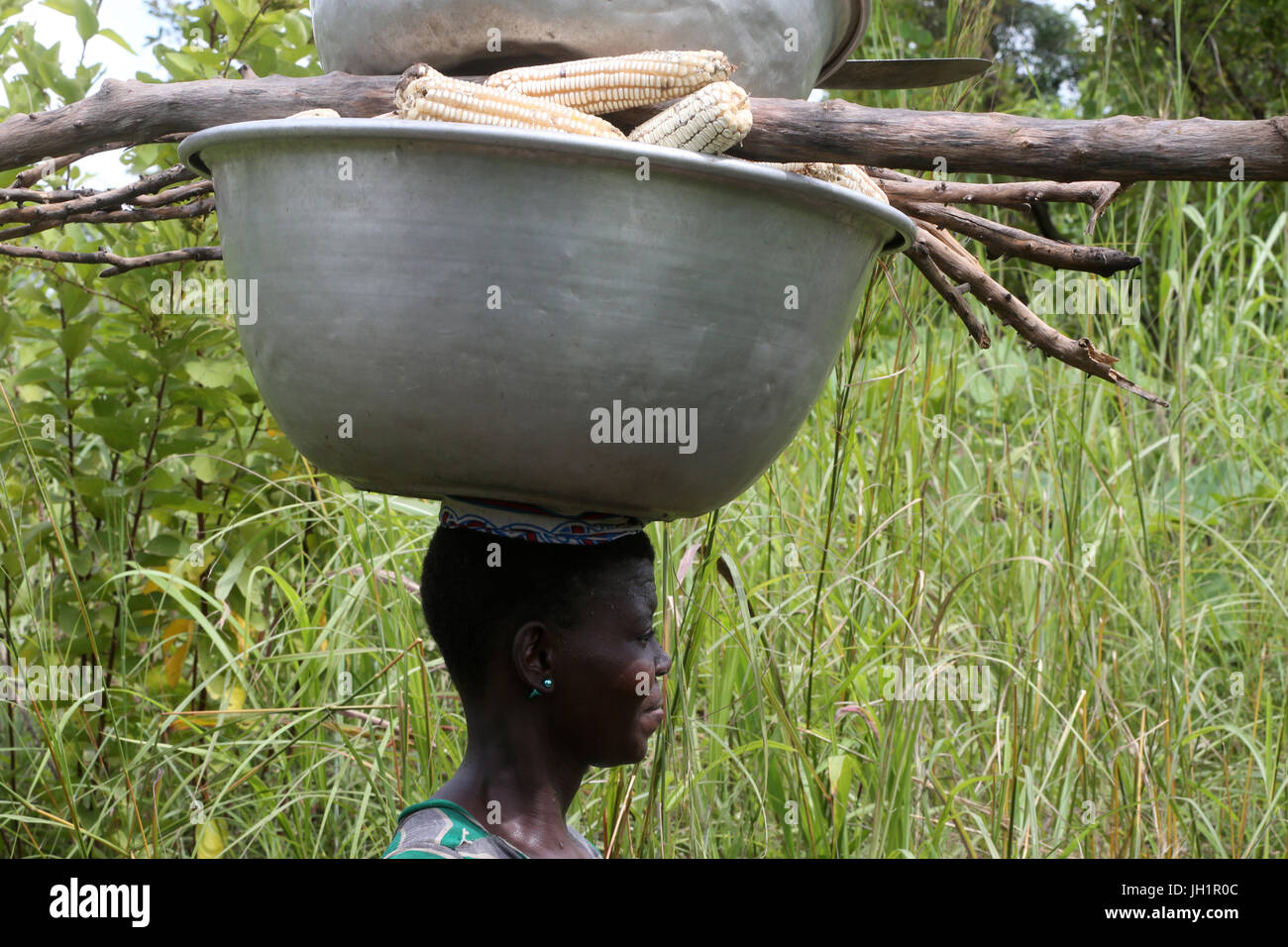 Woman carrying platter with corn on head. Togo Stock Photo - Alamy