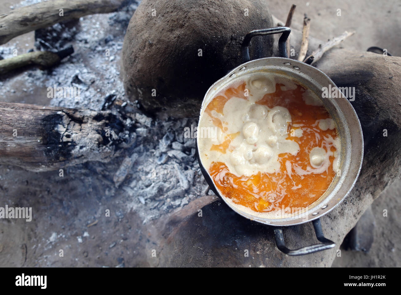 African fire cooking hi-res stock photography and images - Alamy