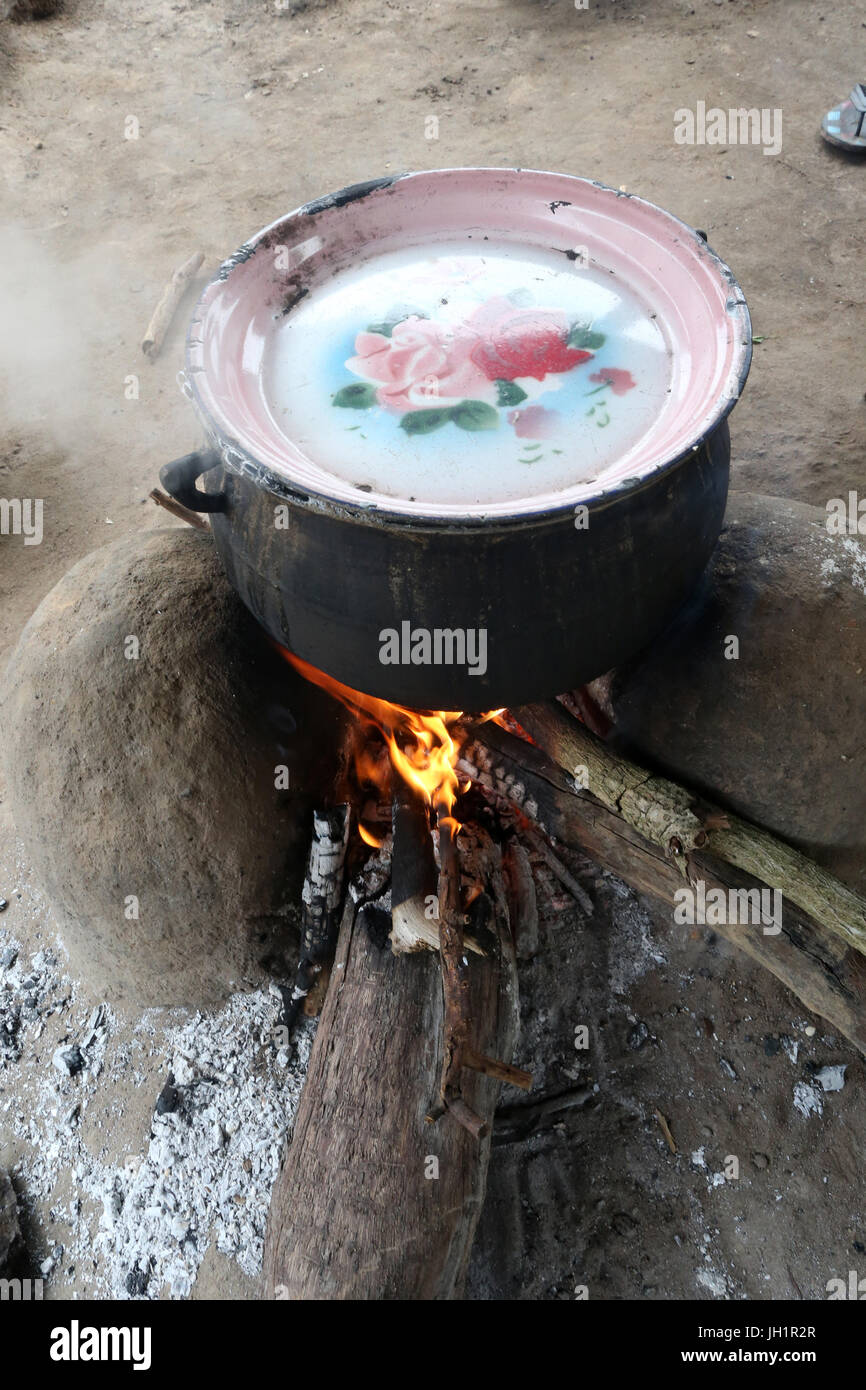 Cooking food over fire hi-res stock photography and images - Alamy