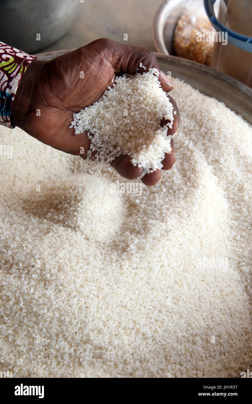 Hands holding rice hi-res stock photography and images - Alamy