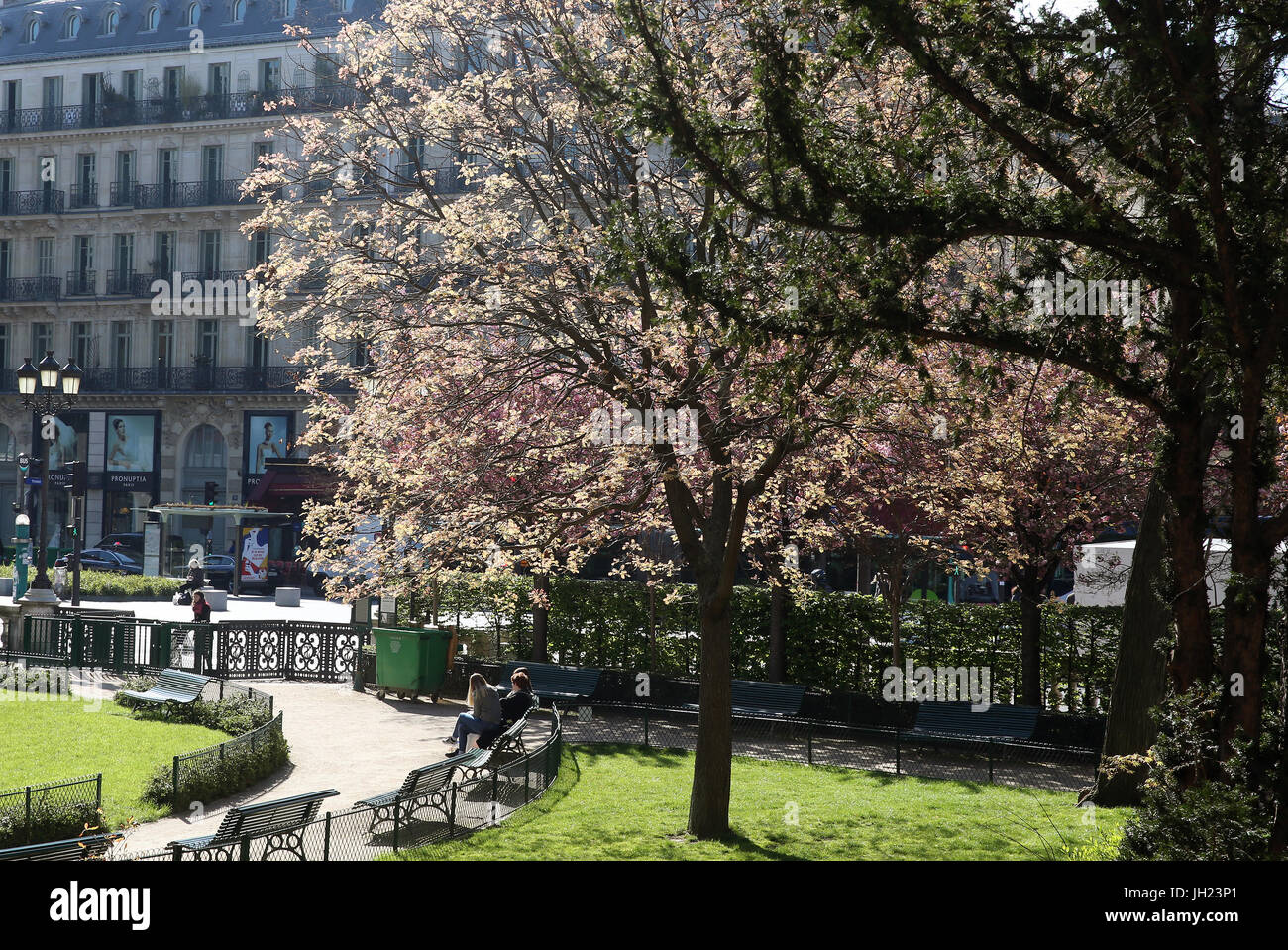 Springtime in paris hi-res stock photography and images - Alamy