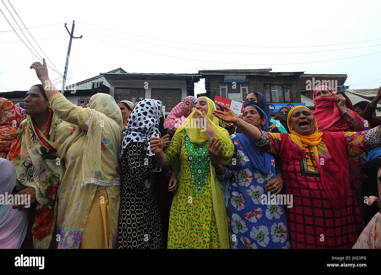 India. 12th July, 2017. Kashmiri muslim women wail during the funeral ...
