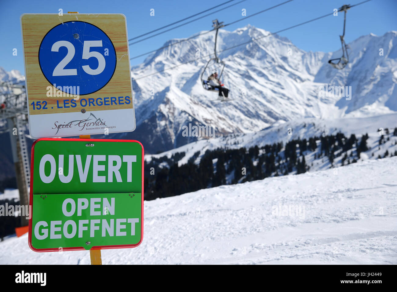 French Alps. Mont-Blanc massif. Signpost in the ski fields. Open slope ...