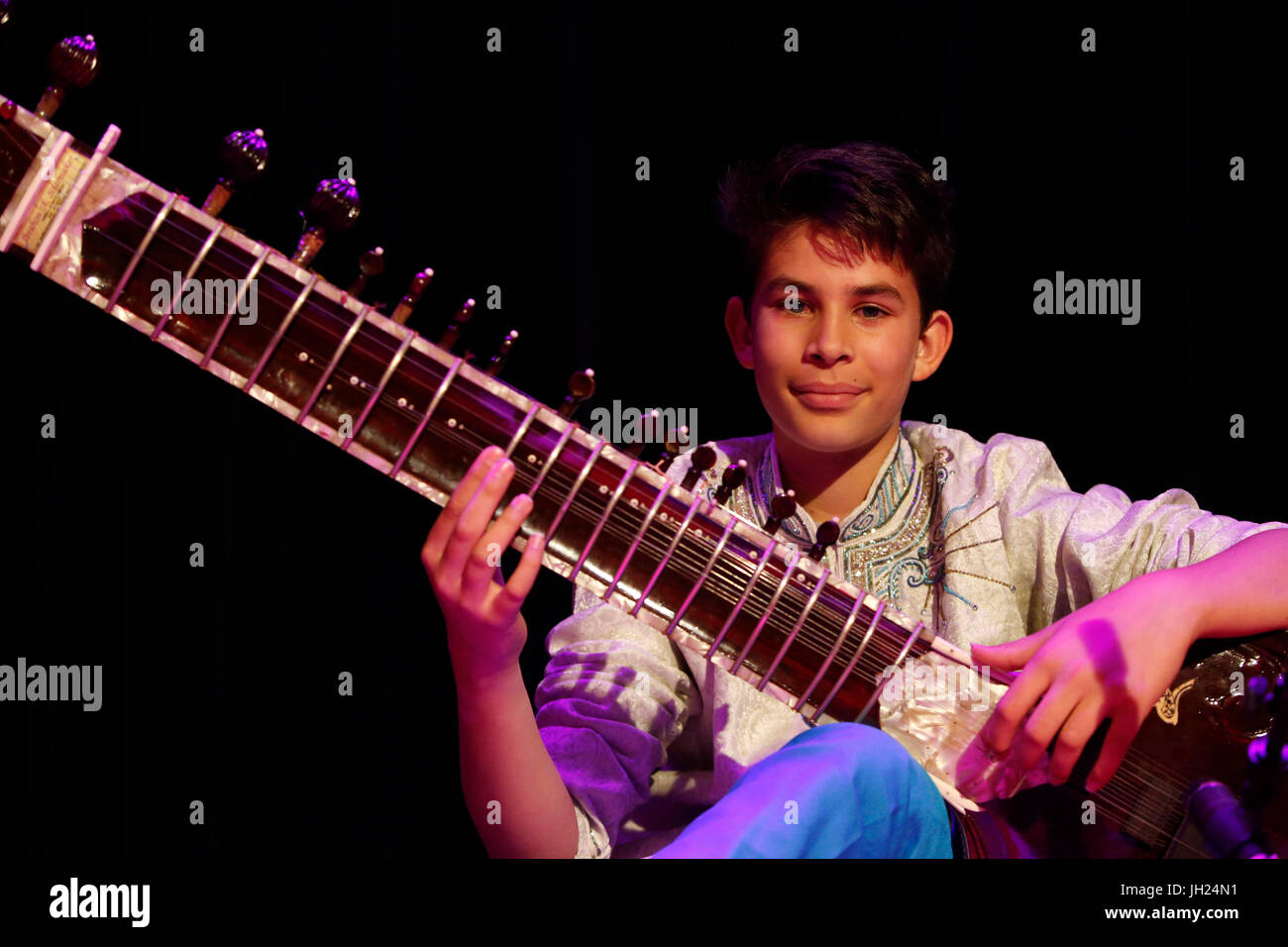 Sitar hi-res stock photography and images - Alamy