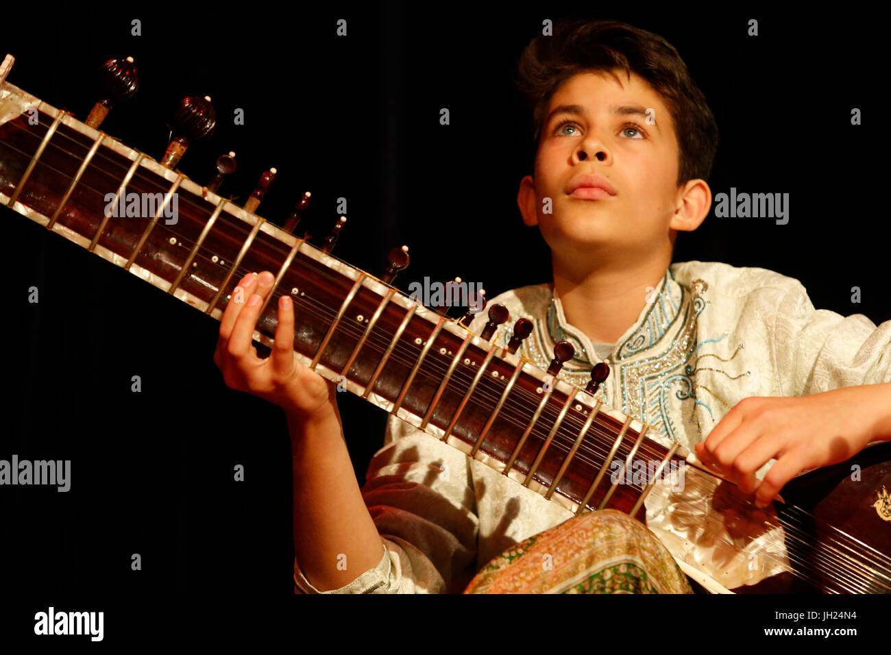Sitar hi-res stock photography and images - Alamy