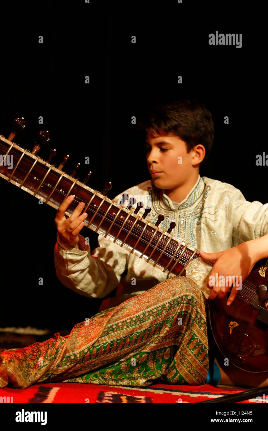 Sitar hi-res stock photography and images - Alamy