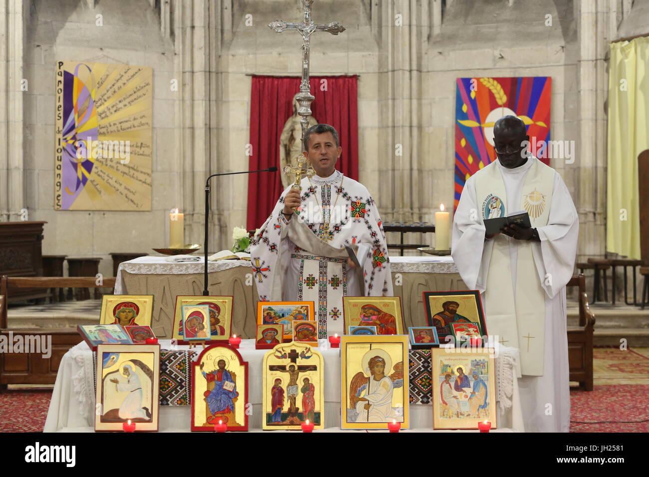 Catholic priests hi-res stock photography and images - Alamy