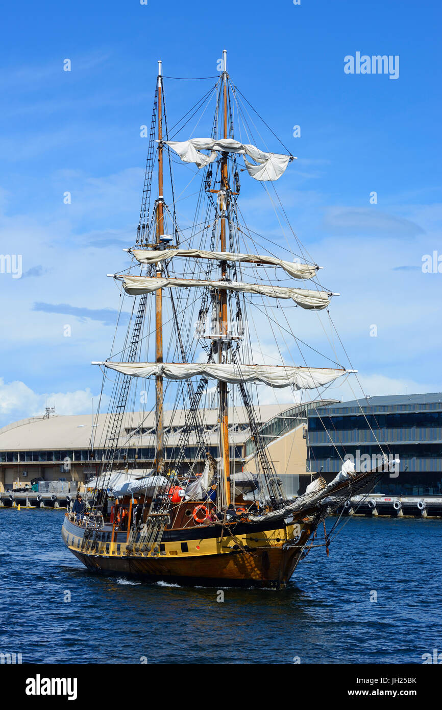 Two masted square rigged sailing ship hi-res stock photography and ...