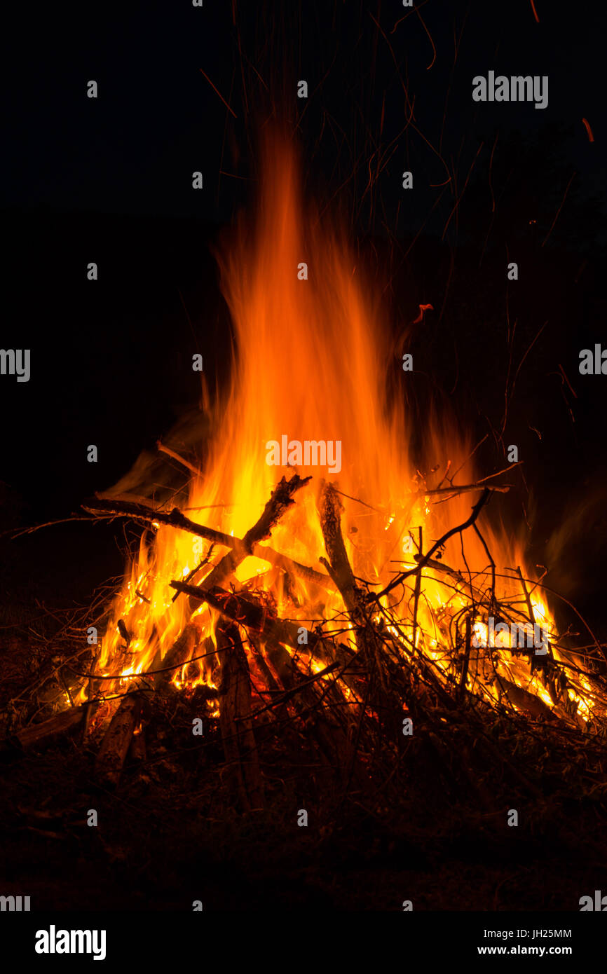 Big and loud fire out in the open at night Stock Photo - Alamy
