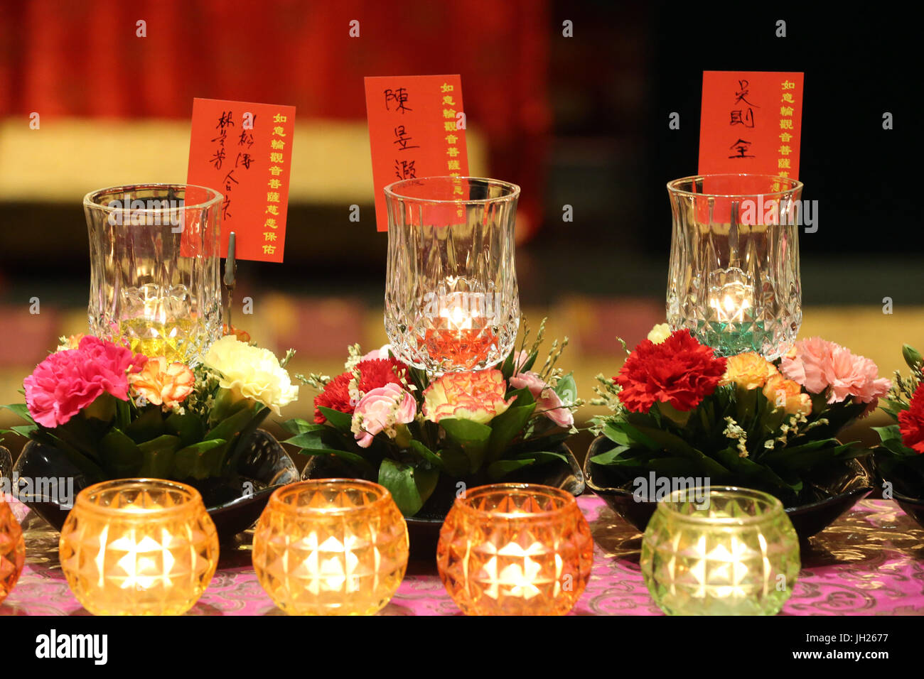 Buddha Tooth Relic Temple in Chinatown. Lamp and flower offerings ...