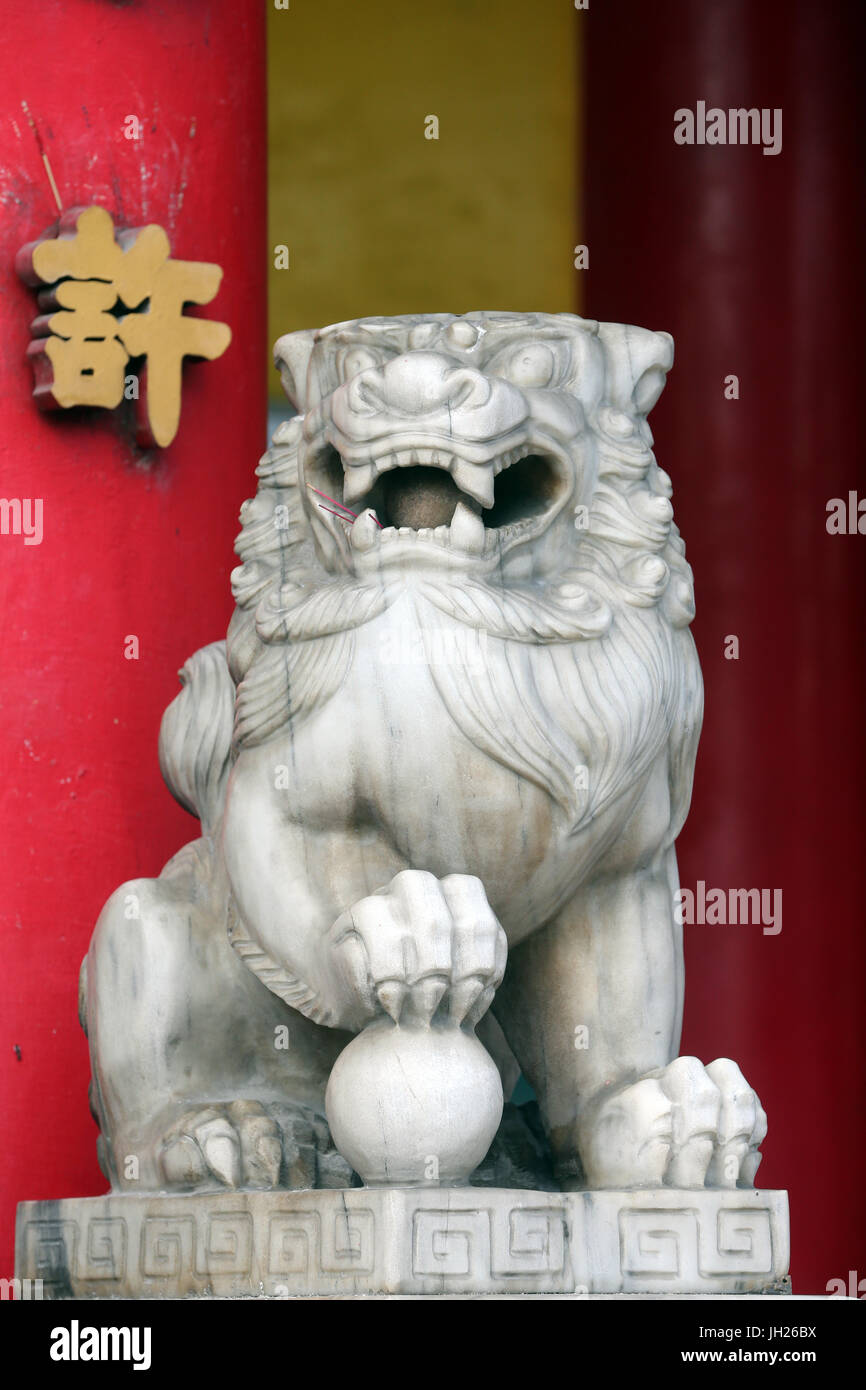 Chinese temple lion statue singapore hi-res stock photography and ...