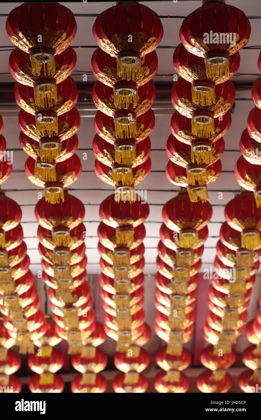 Singapore chinese buddhist temple hi-res stock photography and images ...