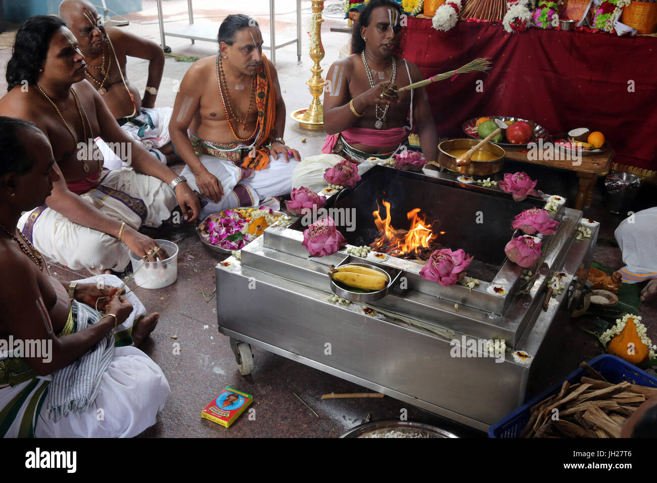 Sri Vadapathira Kaliamman hindu temple. Hindu Brahmin priests. Puja ...