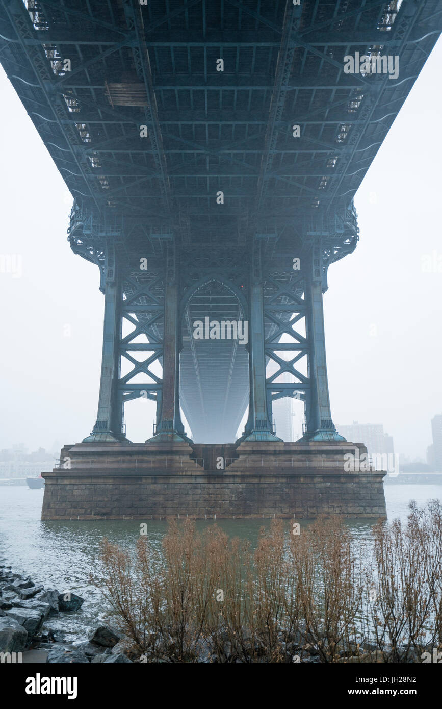 New york bridge from below hi-res stock photography and images - Alamy