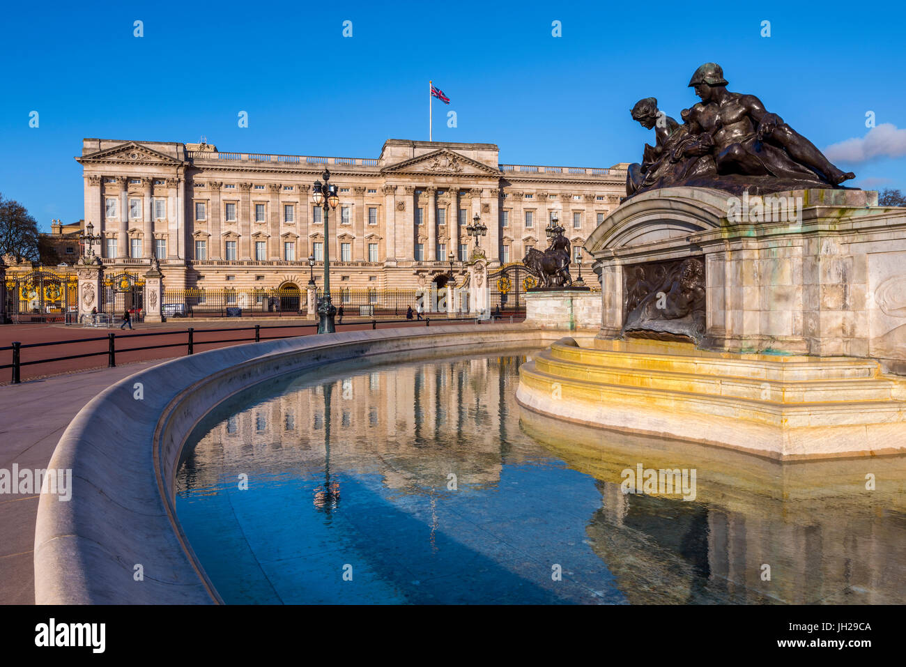 Buckingham palace england london united kingdom uk hi-res stock ...