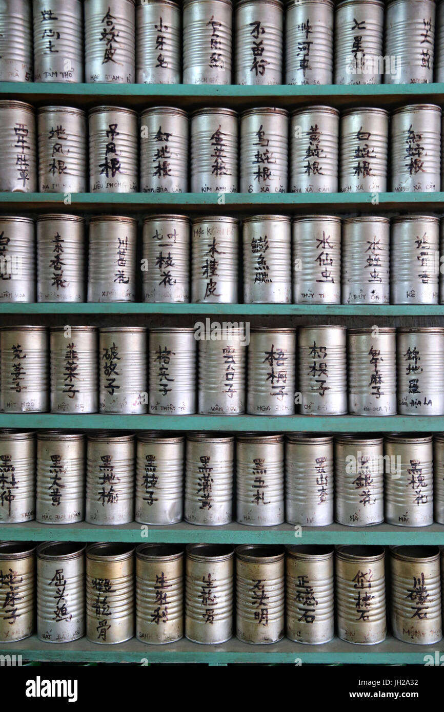 Traditional chinese pharmacist hi-res stock photography and images - Alamy