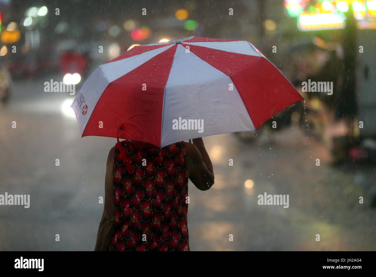Red umbrella rain hi-res stock photography and images - Alamy