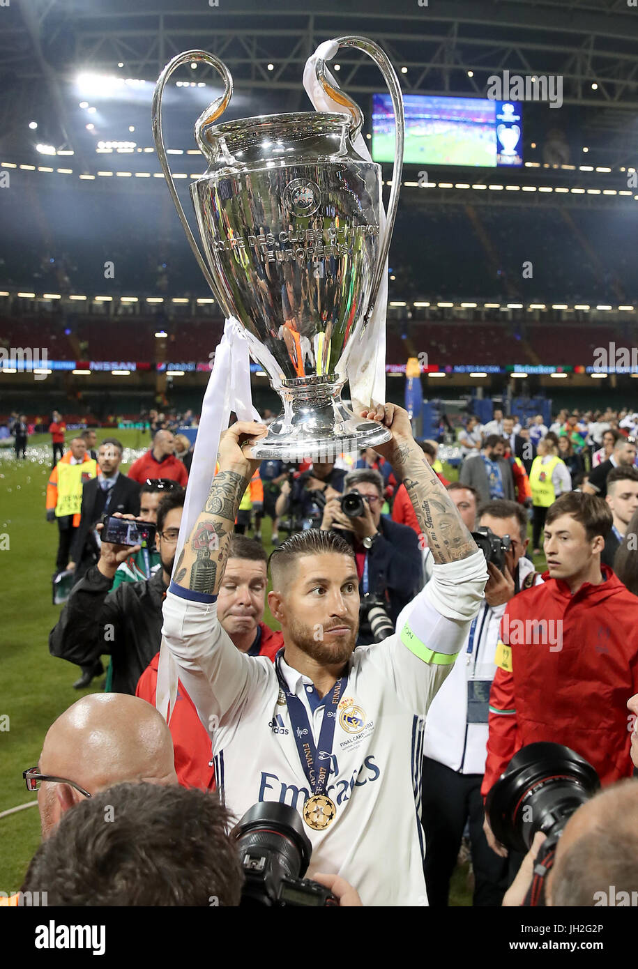 Real Madrid's Sergio Ramos celebrates with the trophy Stock Photo - Alamy