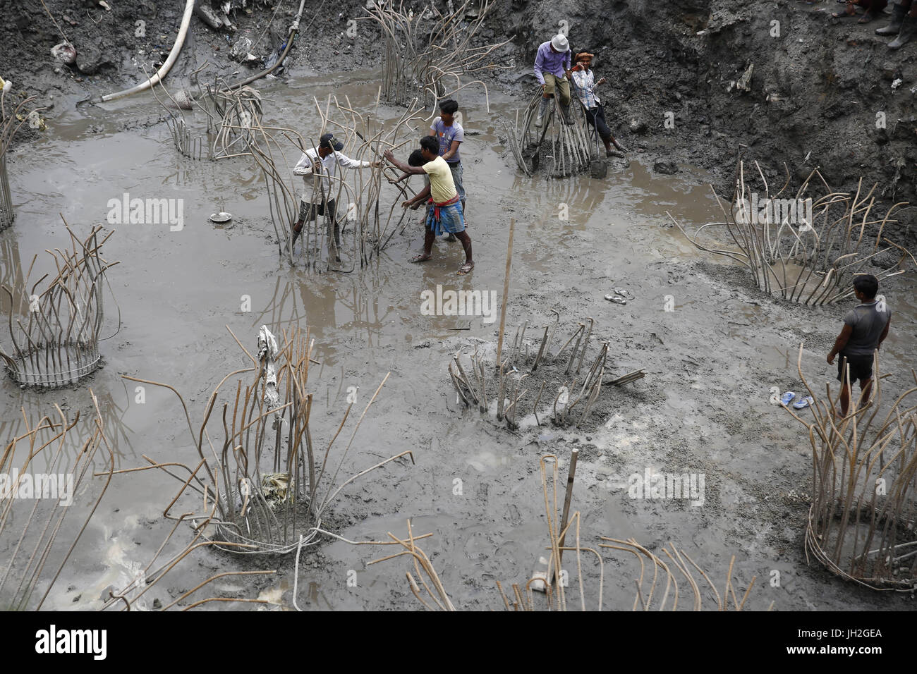 Kathmandu, Nepal. 12th July, 2017. Workers labor on a concrete ground ...