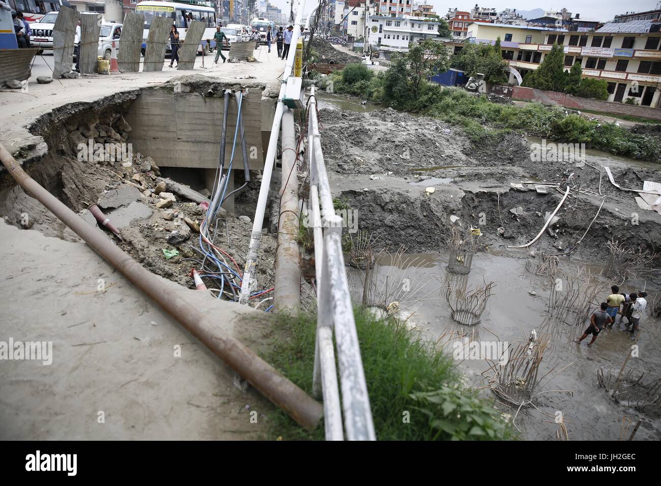 Kathmandu, Nepal. 12th July, 2017. Workers labor on a concrete ground ...