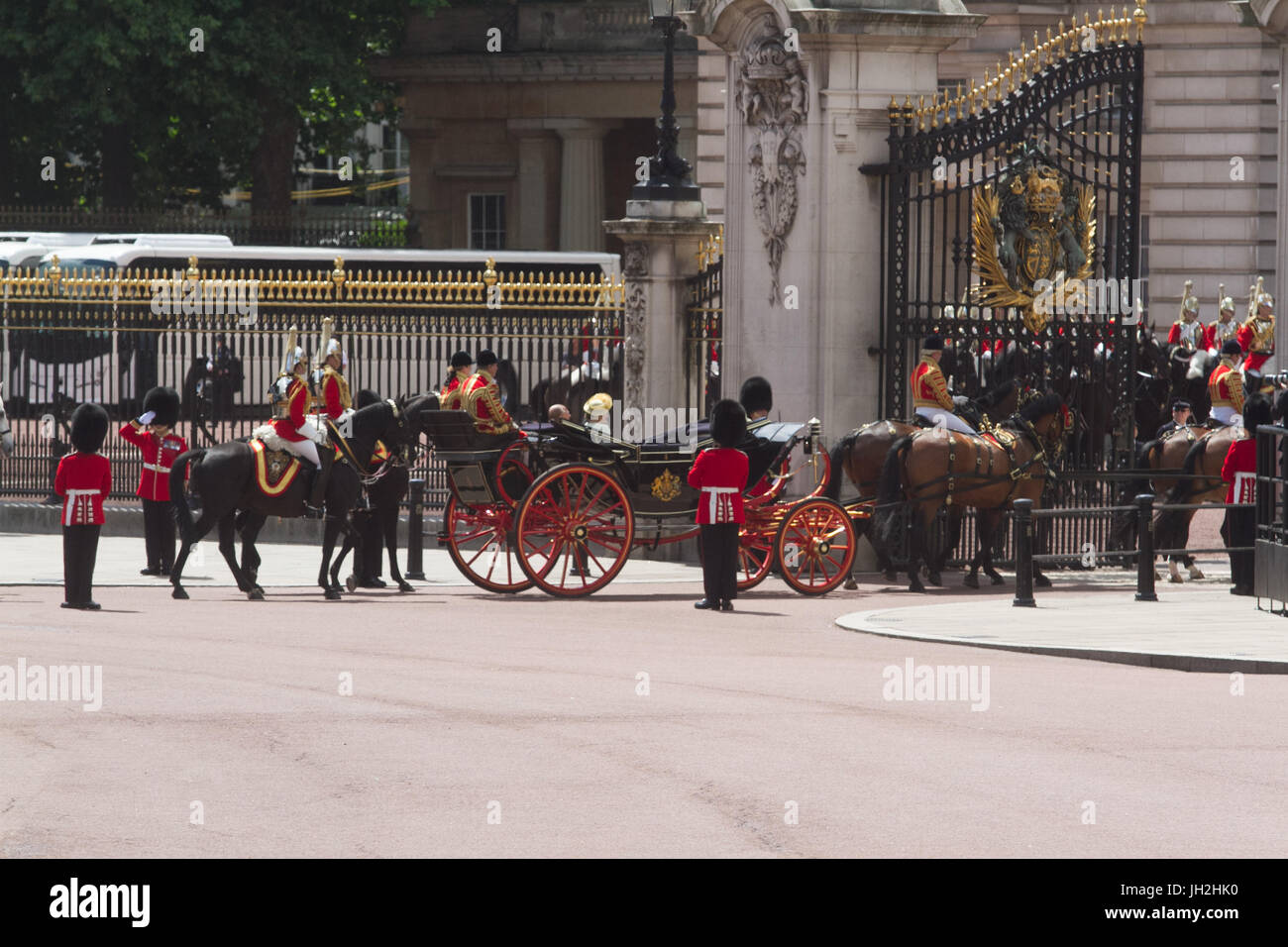 Buckingham palace royal carriages hi-res stock photography and images ...
