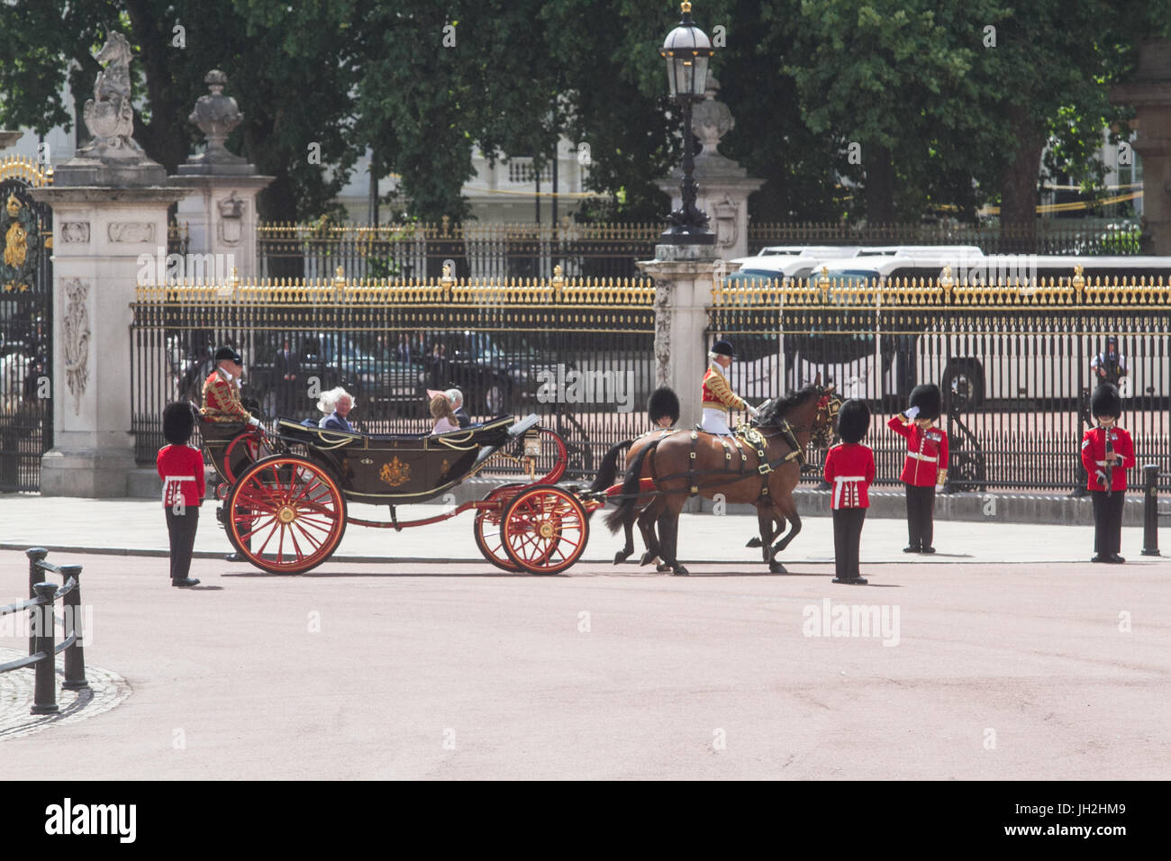 Buckingham palace royal carriages hi-res stock photography and images ...