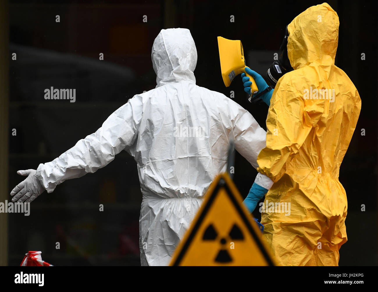 Radioactive handling hi-res stock photography and images - Alamy