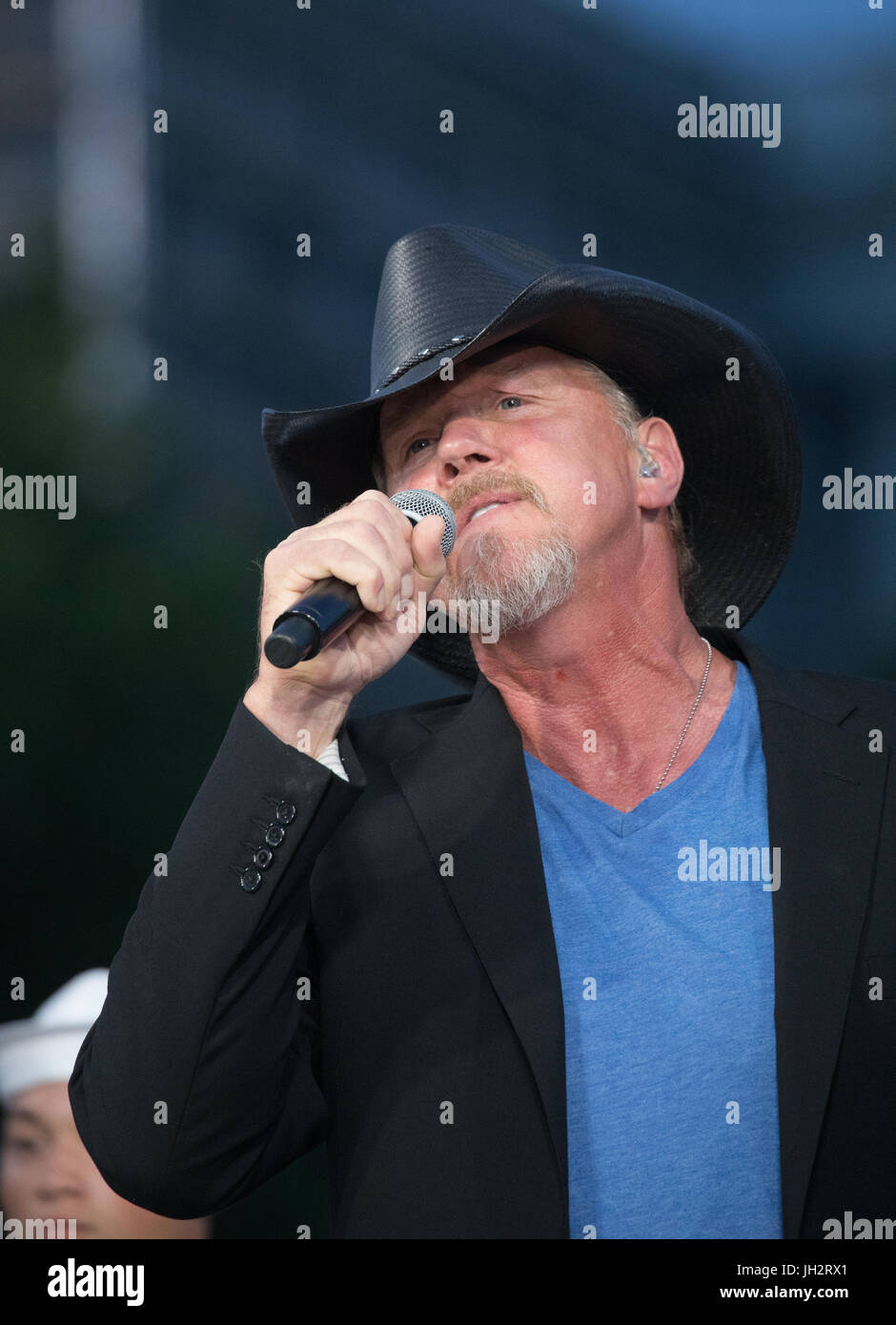 Trace Adkins sings "Still a Soldier" dedicated "to all those who serve ...