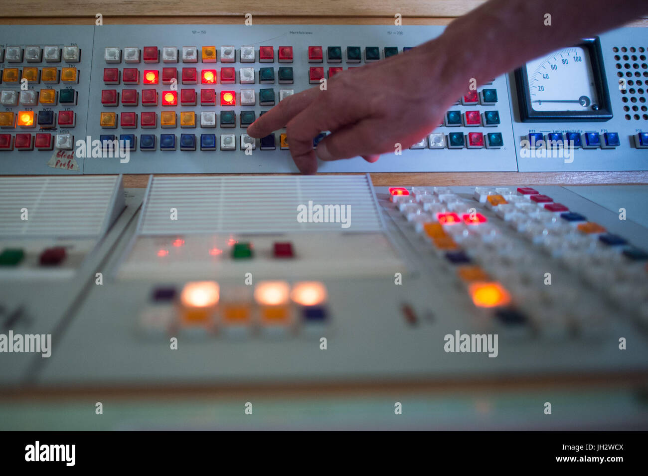 Stendal, Germany. 11th July, 2017. A man pushes a button on a fire ...