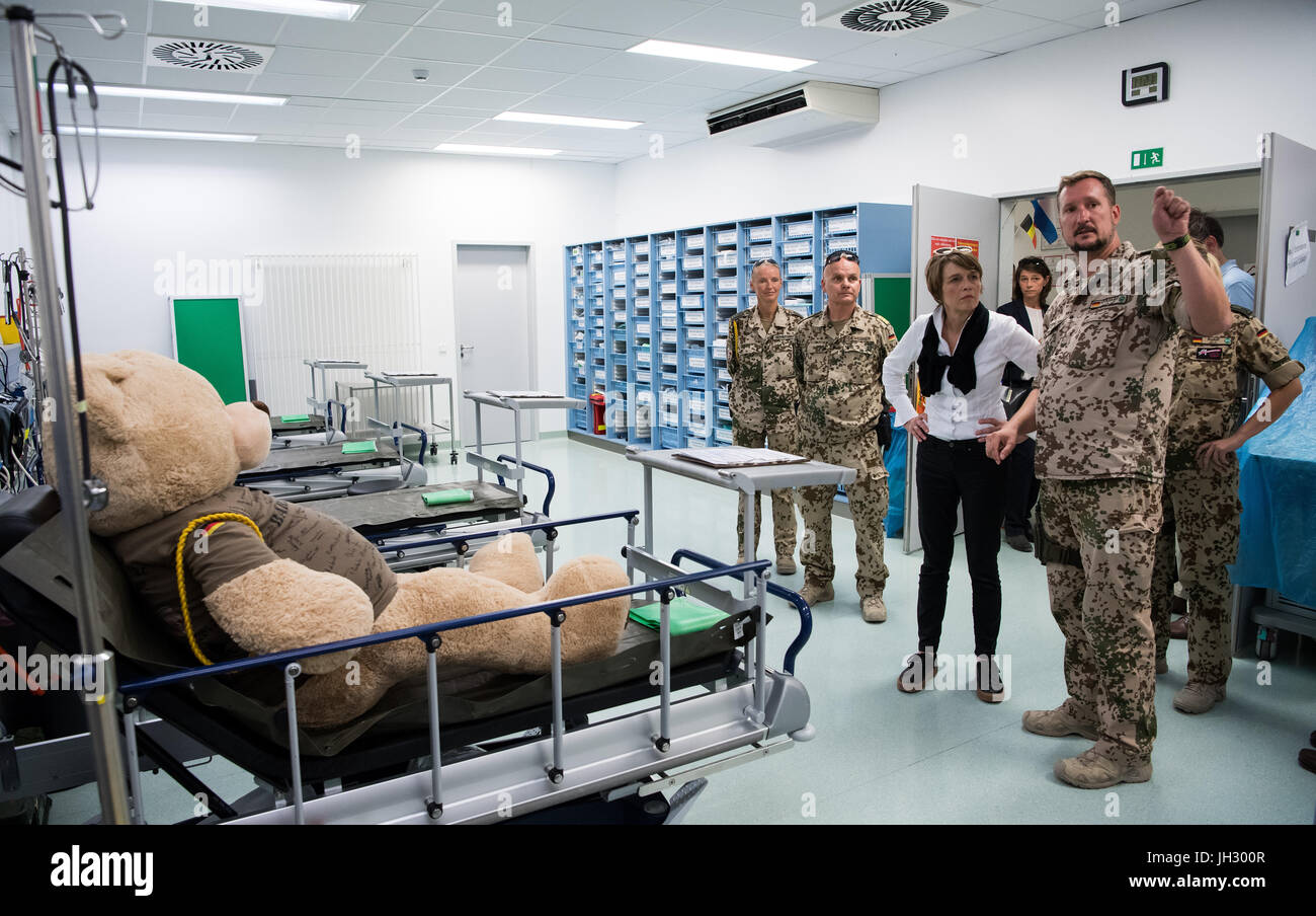 Military field hospital afghanistan hi-res stock photography and images ...
