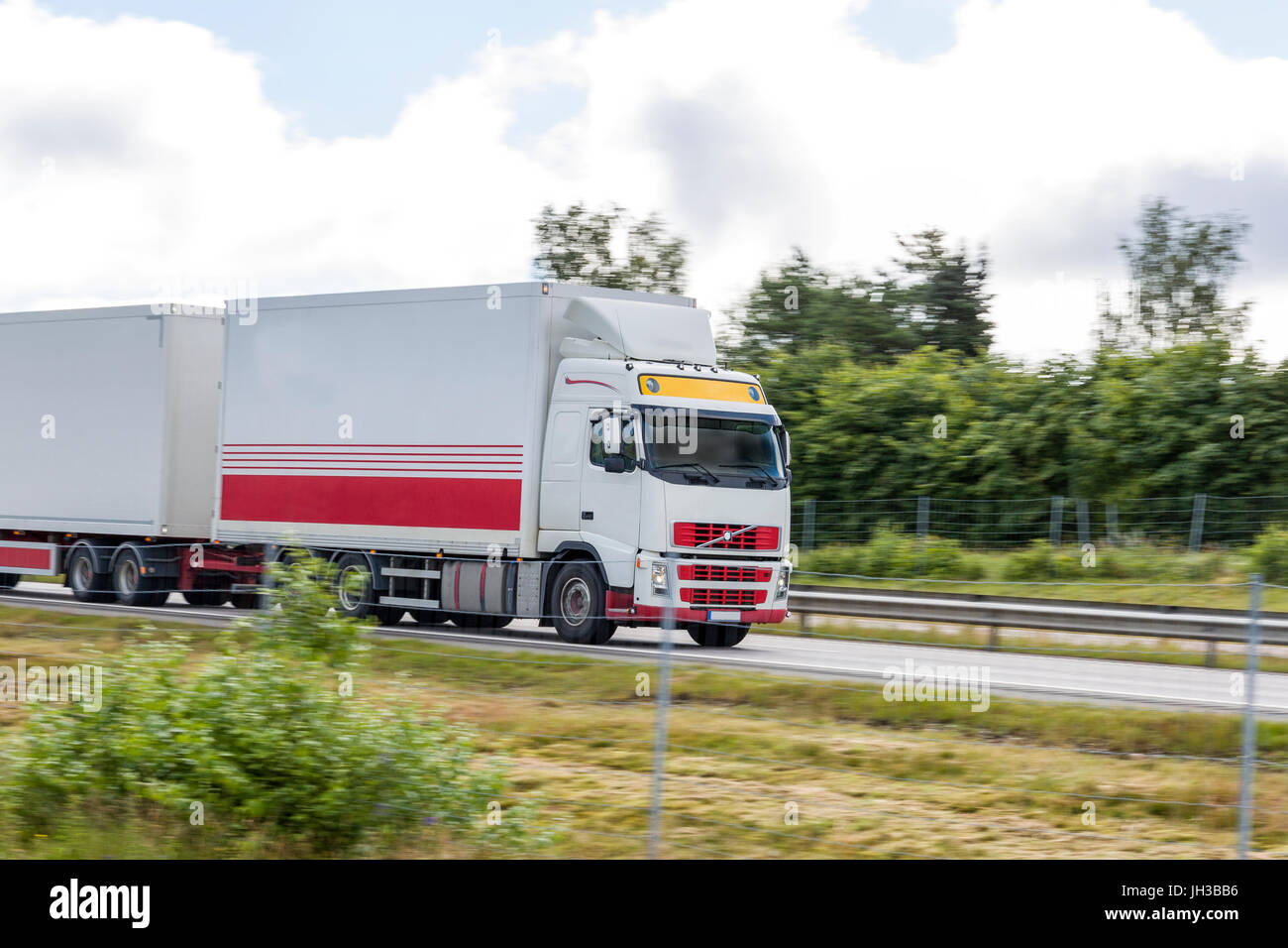 White lorry side view hi-res stock photography and images - Alamy