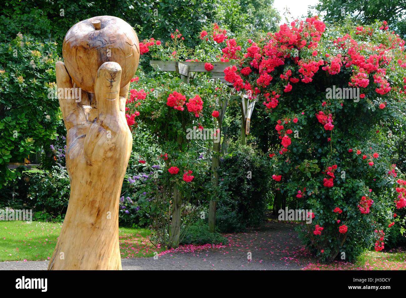 Wooden sculpture of sir Isaac Newton's hand and apple in Wyndham Park ...