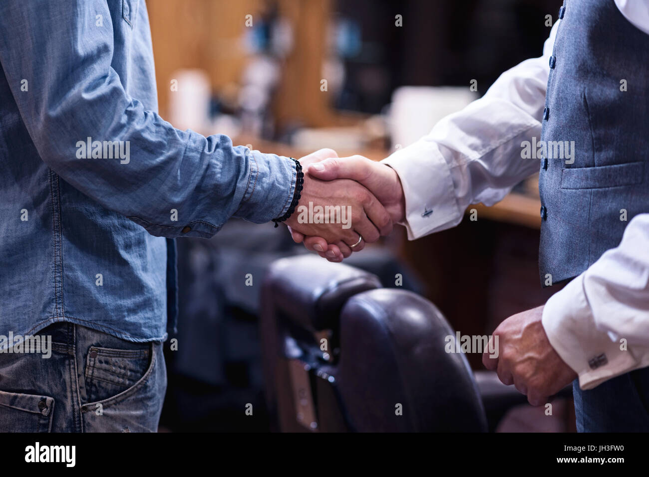 Male handshake hi-res stock photography and images - Alamy