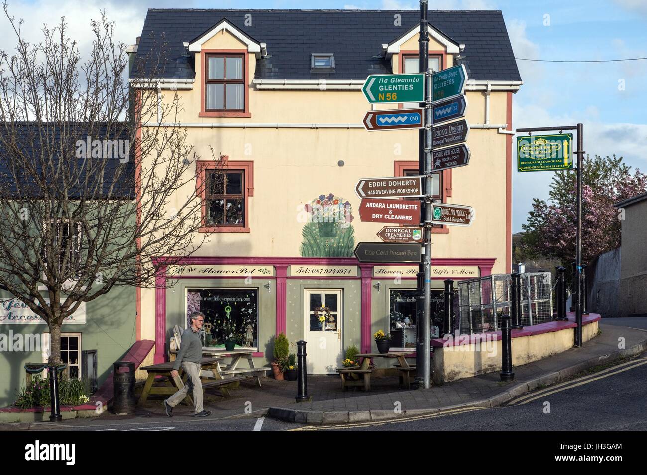 Donegal road sign hi-res stock photography and images - Alamy