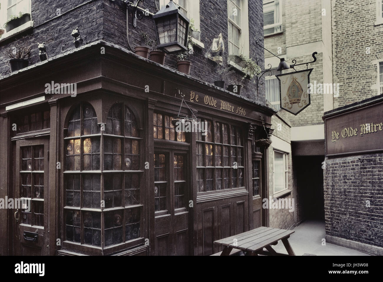 The mitre public house hi-res stock photography and images - Alamy