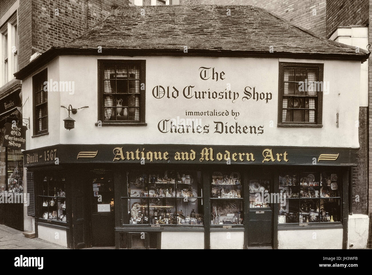 Old fashioned storefront hi-res stock photography and images - Alamy
