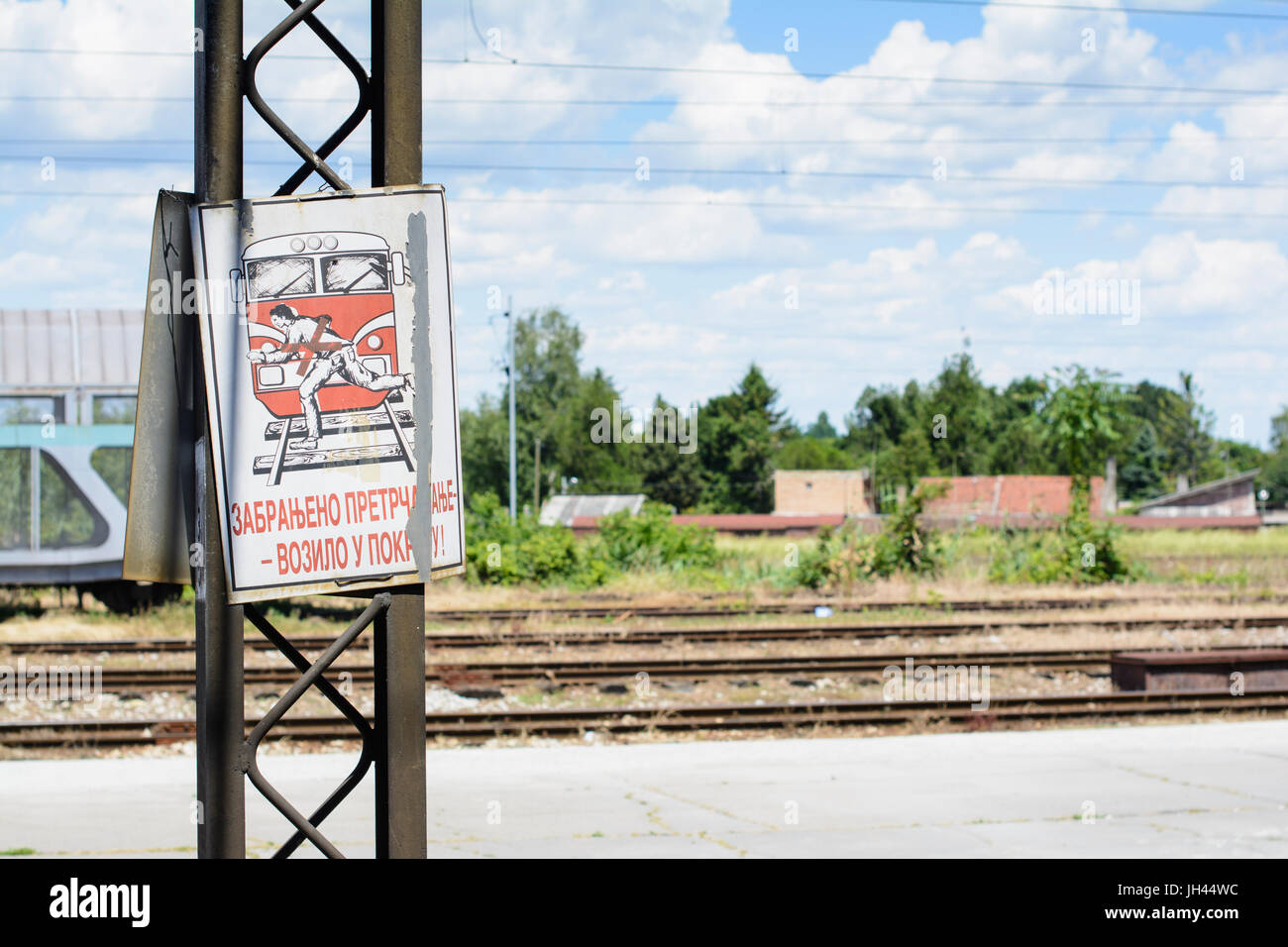 Forbidden running across the railway tracks sign Stock Photo - Alamy