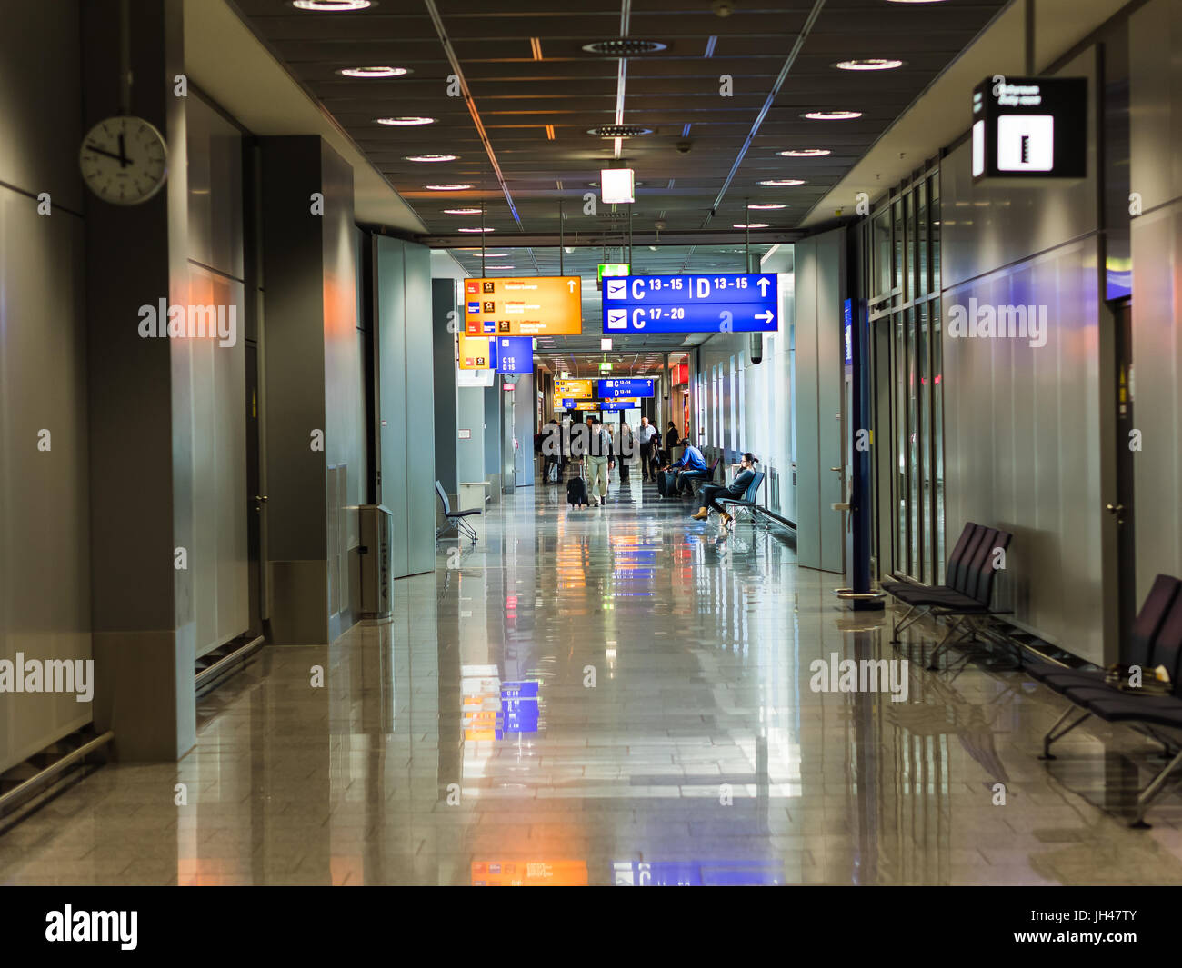 Inside frankfurt airport hi-res stock photography and images - Alamy