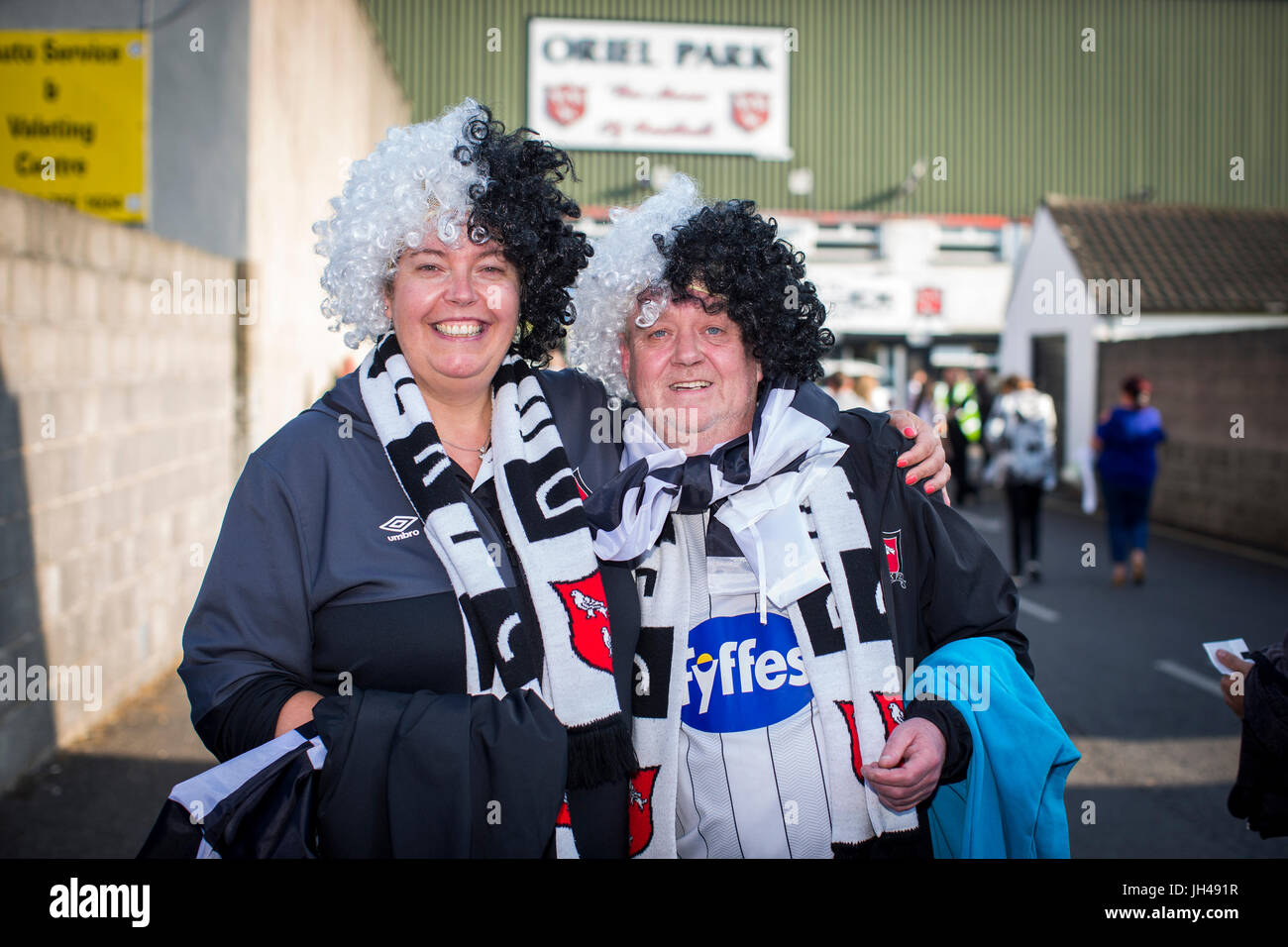Dundalk fans Jane Waldron and Tony Murphy before the Champions League ...